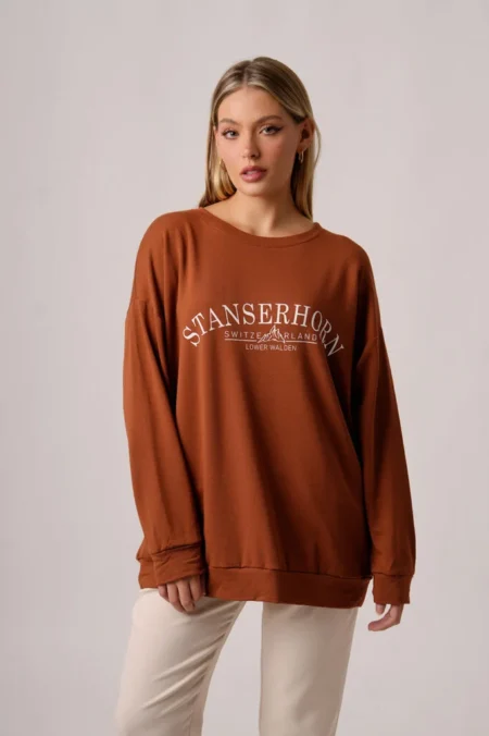 Maxibuzo Rustico Frisado Cuello Redondo Estampa “STANSERHORN” – Yasana
